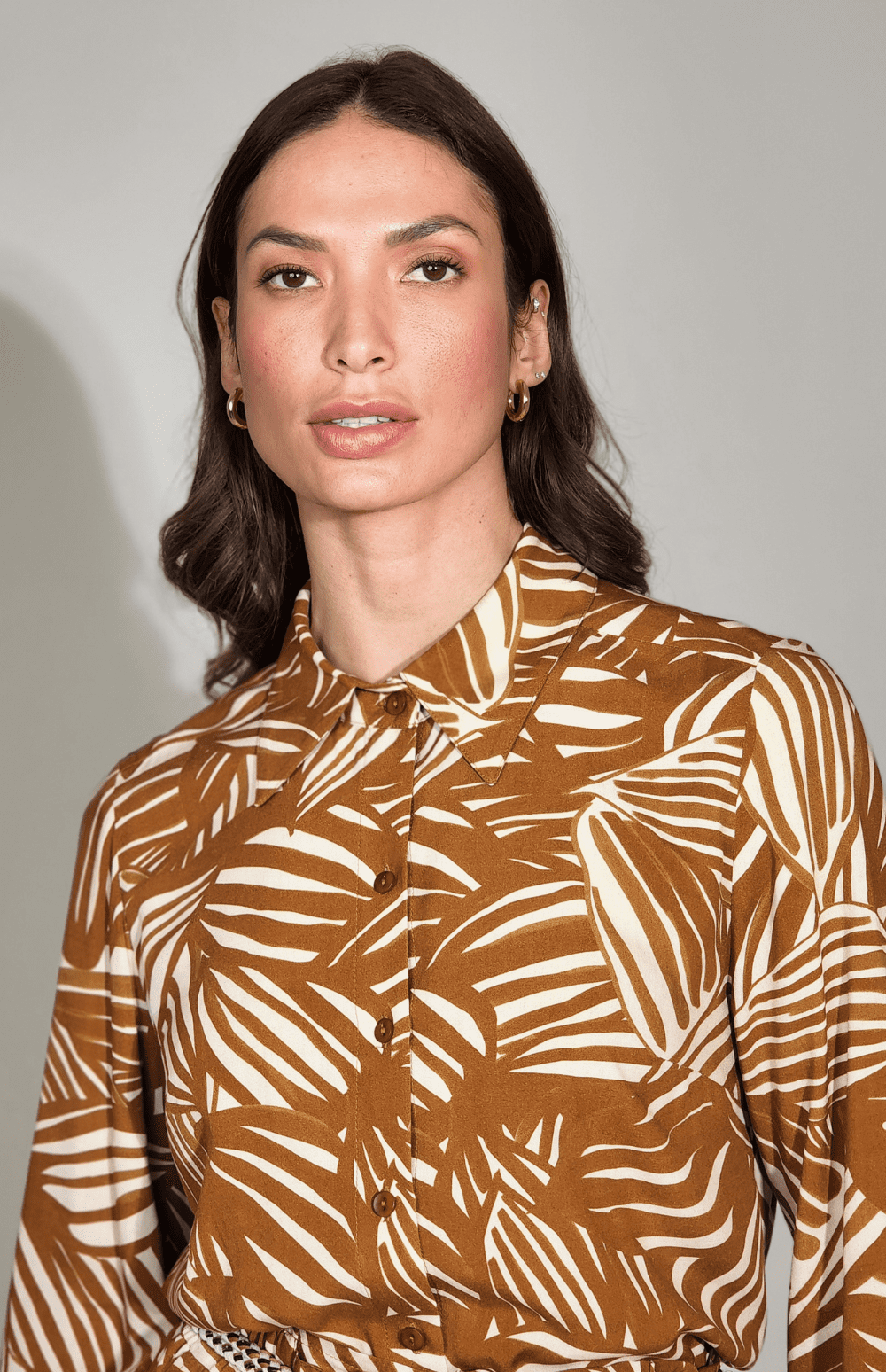 CAMISA VISCOSE ESTAMPADA - CARAMELO - Loja Pusco