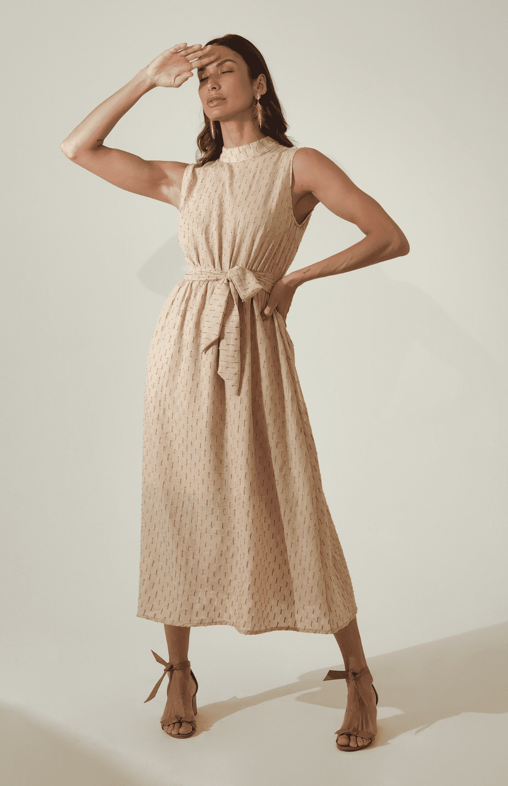 VESTIDO VOIL TEXTURIZADO COM FAIXA NA CINTURA - BEGE - Loja Pusco