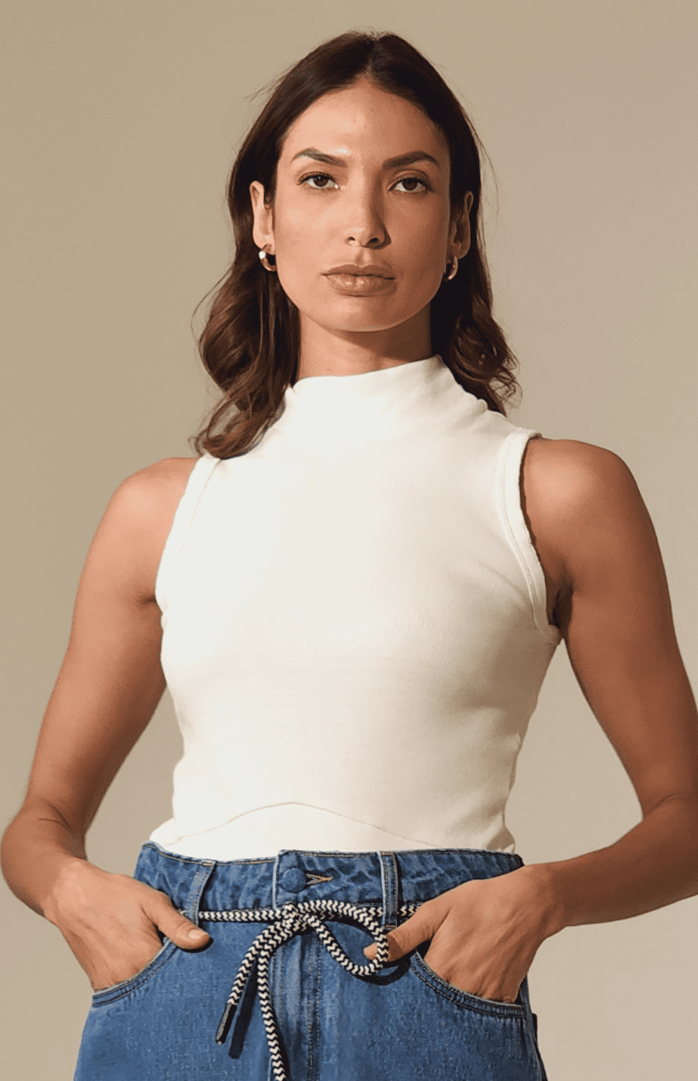 REGATA CANELADA CROPPED GOLA ALTA SEM MANGA - OFF WHITE - Loja Pusco